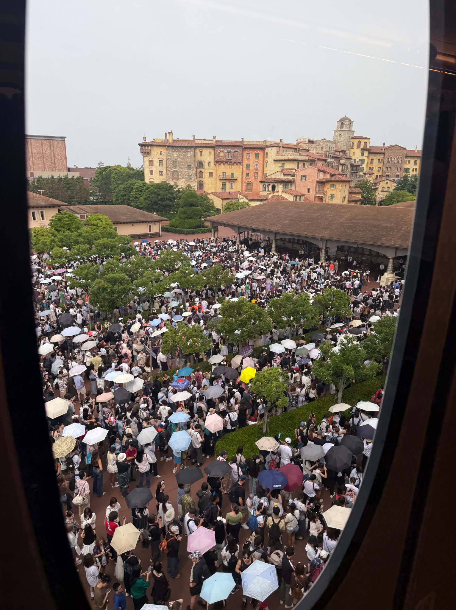 Tokyo Disney Sea – Gakusei Travels